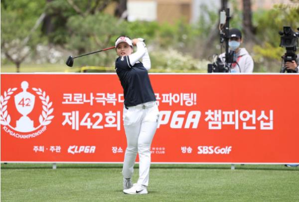 제42회 KLPGA 챔피언십 1R] 코로나19 뚫고 '티 오프'…최혜진, KLPGA 챔피언십 2연패 시동